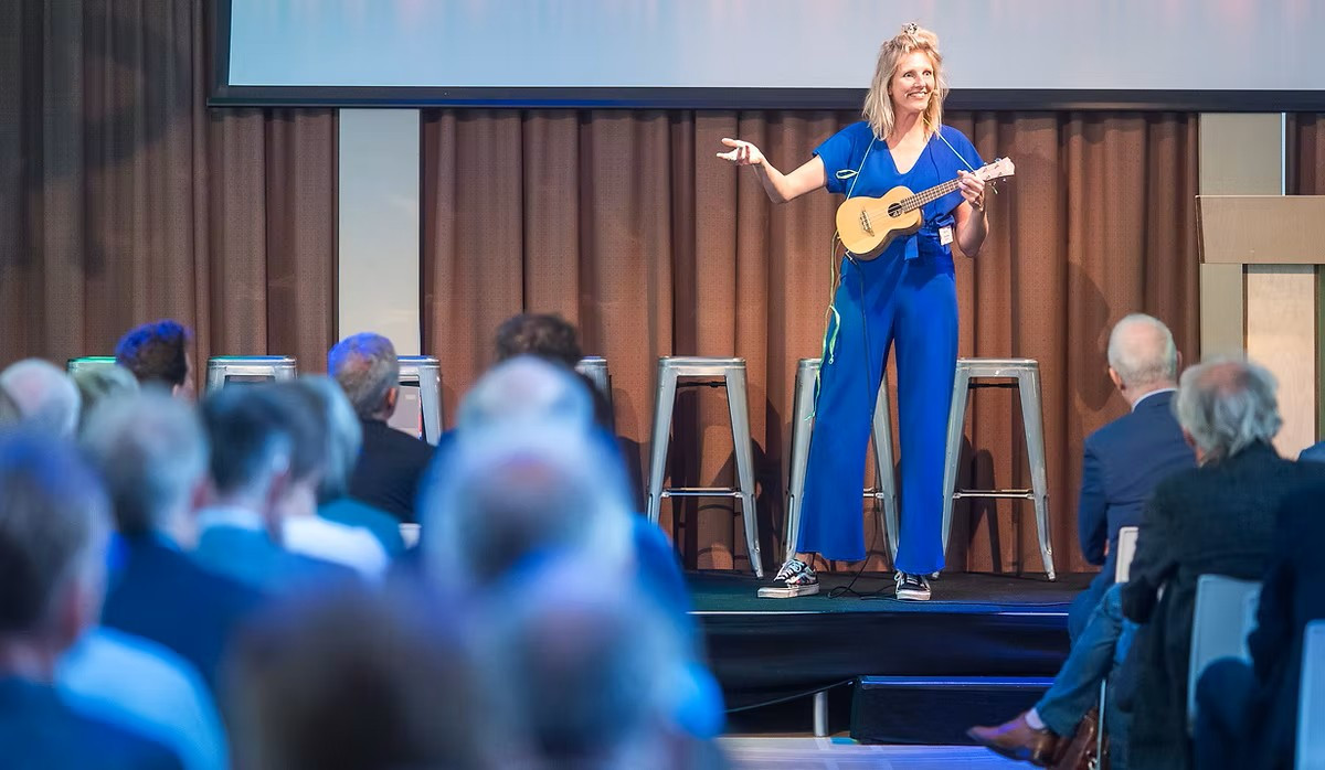 Congres 2025: optreden cabaretier Tanja ten Brake bij sponsor Ceban ...